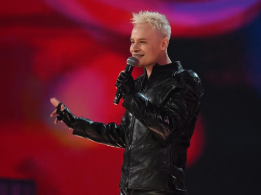 «Пробовал между ног»: SHAMAN оправдался за микрофон в штанах прямо со ...